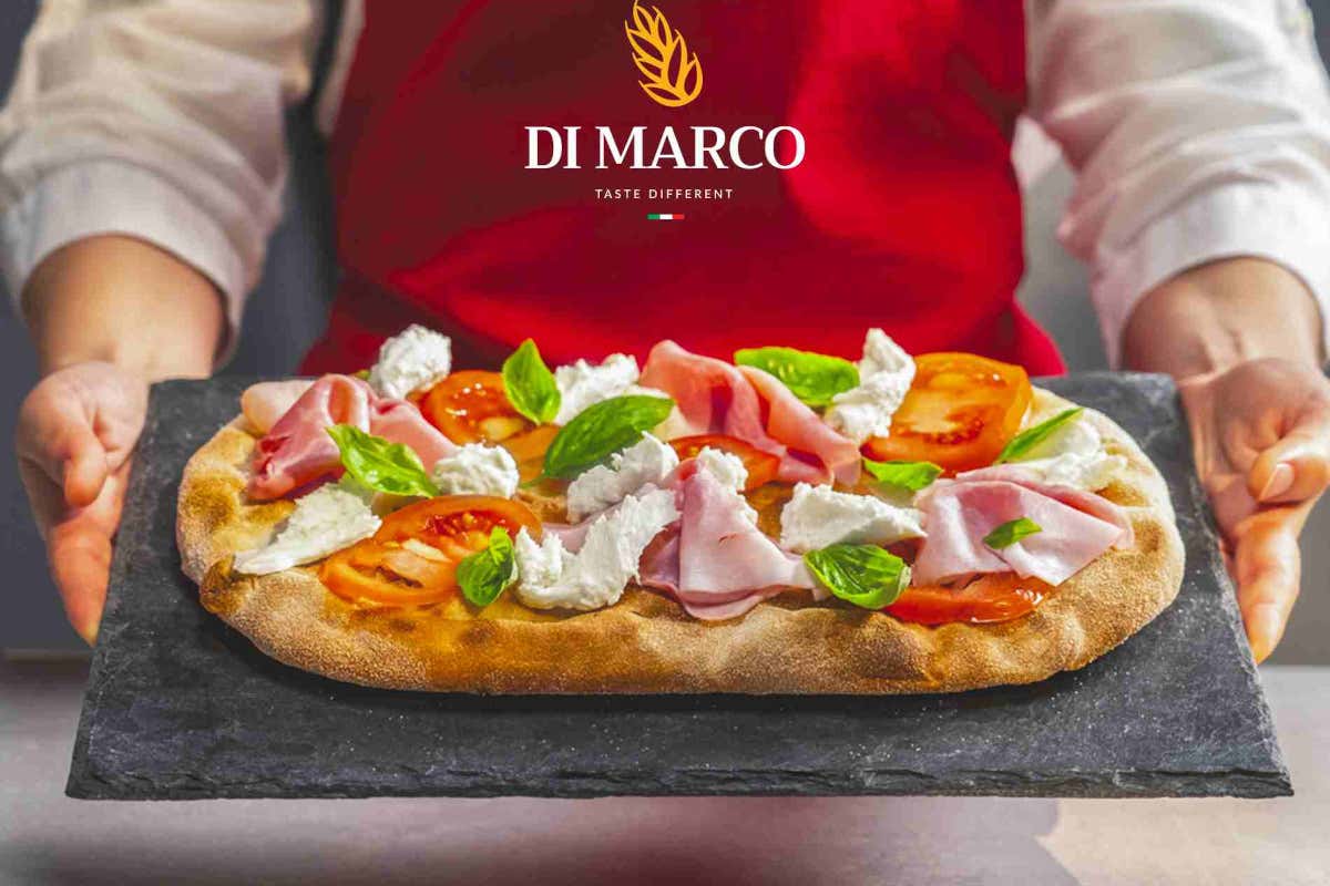 Corrado Di Marco, l'inventore della Pinsa Romana, festeggia 80 anni in tram - Italia a Tavola