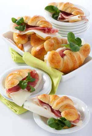 Mini croissant farciti con prosciutto e formaggio - Italia a Tavola