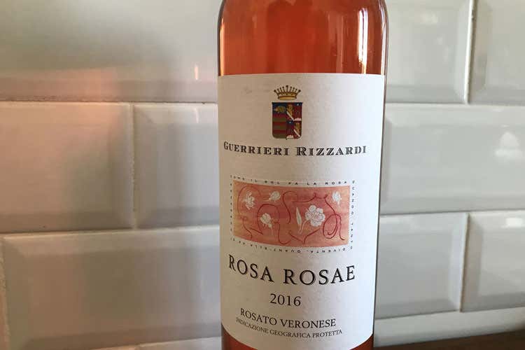 Rosa Rosae, rosato dalle brezze del Garda Sull'etichetta i versi di ...