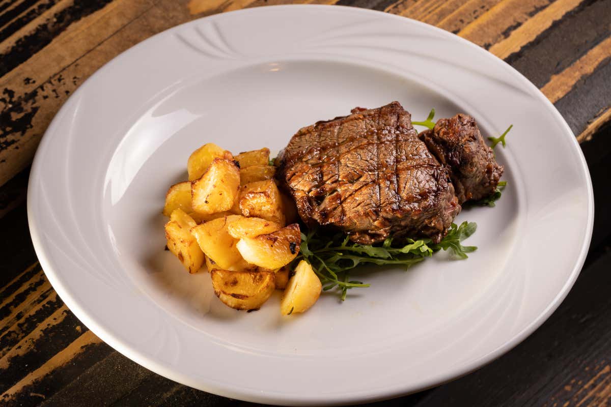 A 60 anni molla le Poste e va a gestire una trattoria: la lezione che il settore non vede ...