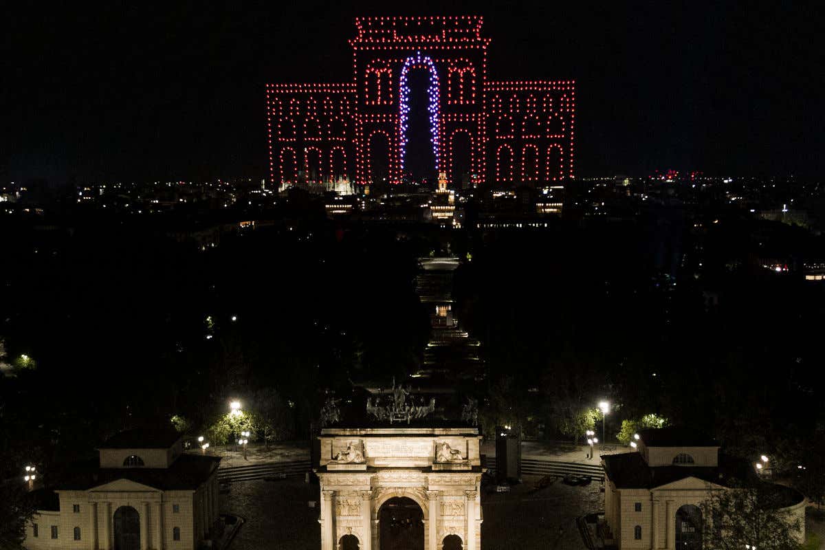 Campari celebra Milano con uno spettacolare drone-show in cielo ...