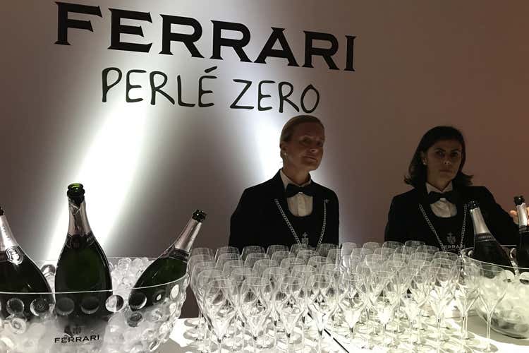 Le eleganti bollicine di Ferrari Perlé Zero Il party glamour accende ...
