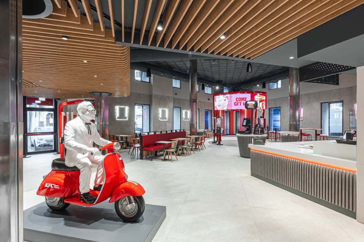 Kfc apre a Roma il suo primo flagship store in Italia: è il più grande ...
