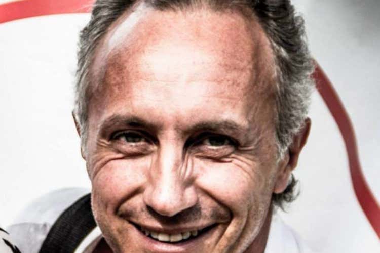 Incidente per Marco Travaglio: finisce con la Smart sui tavolini di un ...