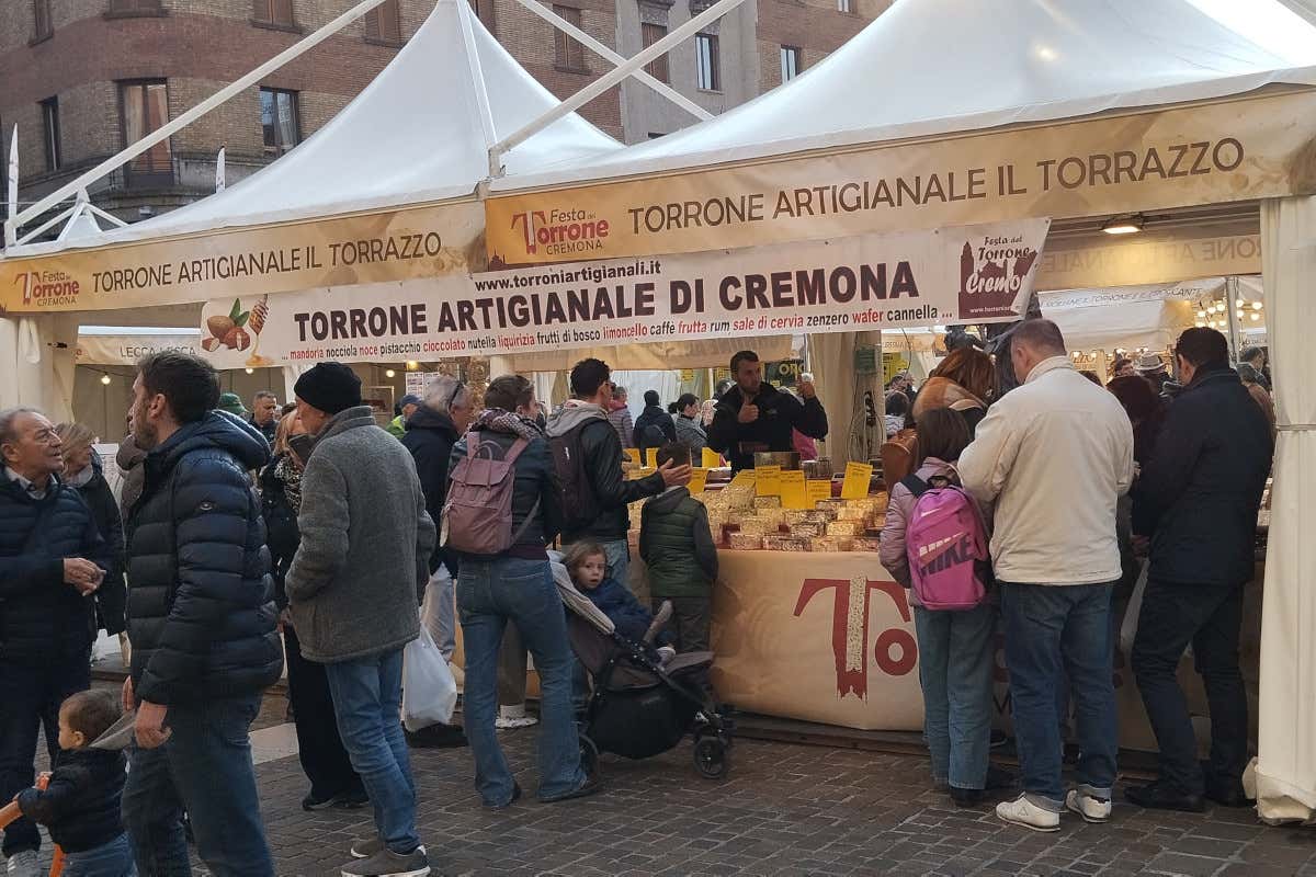 Cremona vestita di dolcezza: una marea golosa alla Festa del Torrone ...
