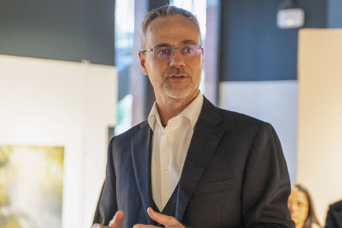 Dentro il calice di vino, un riflesso: il viaggio visivo del Leone ...